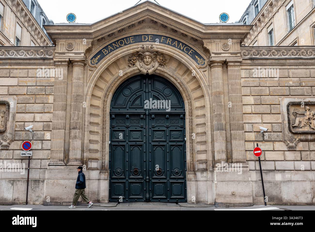 Facade and entrance of the Banque de France in the 1st arrondissement ...