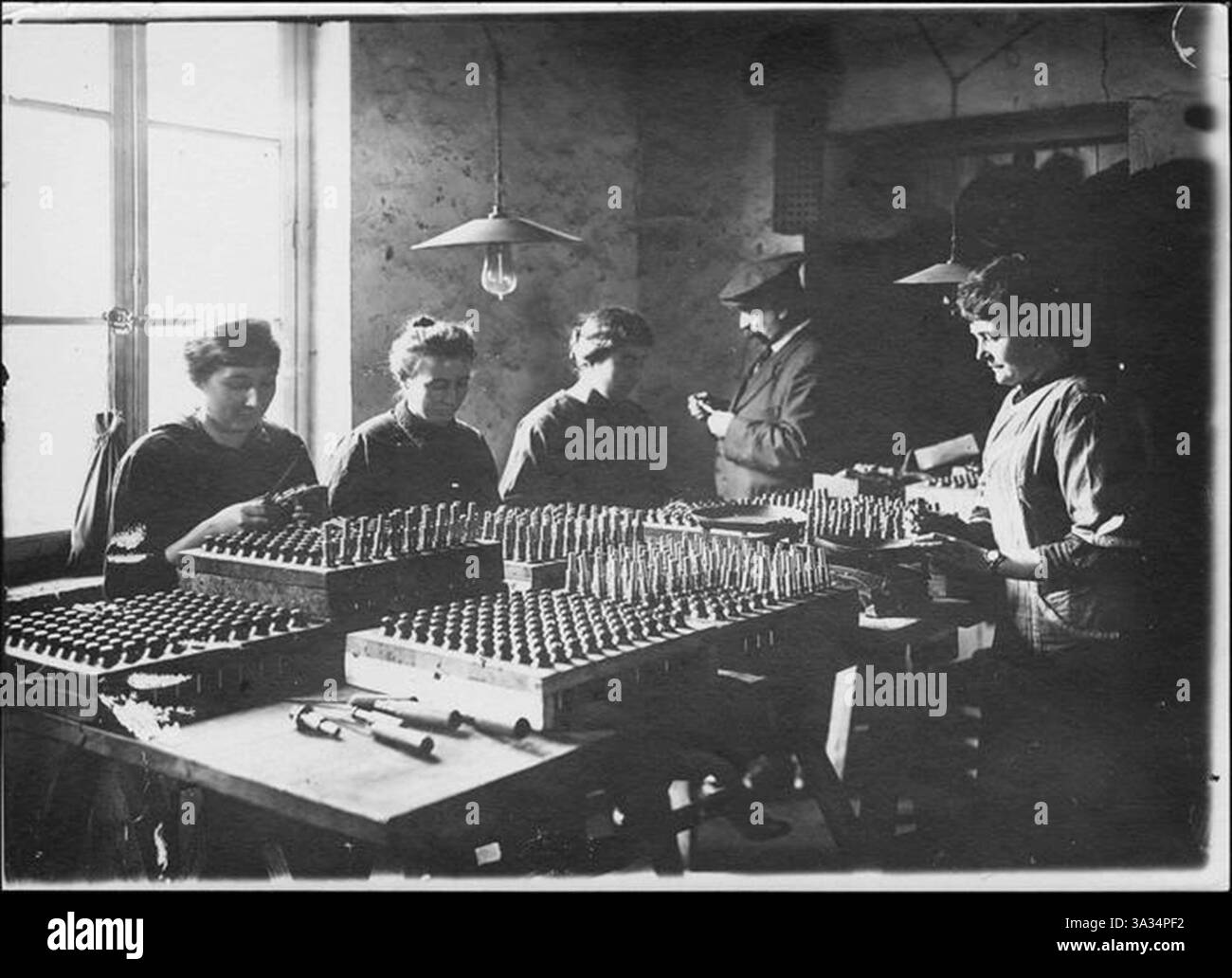 Women at work during WW1 - Forges and steelworks of the Navy and ...