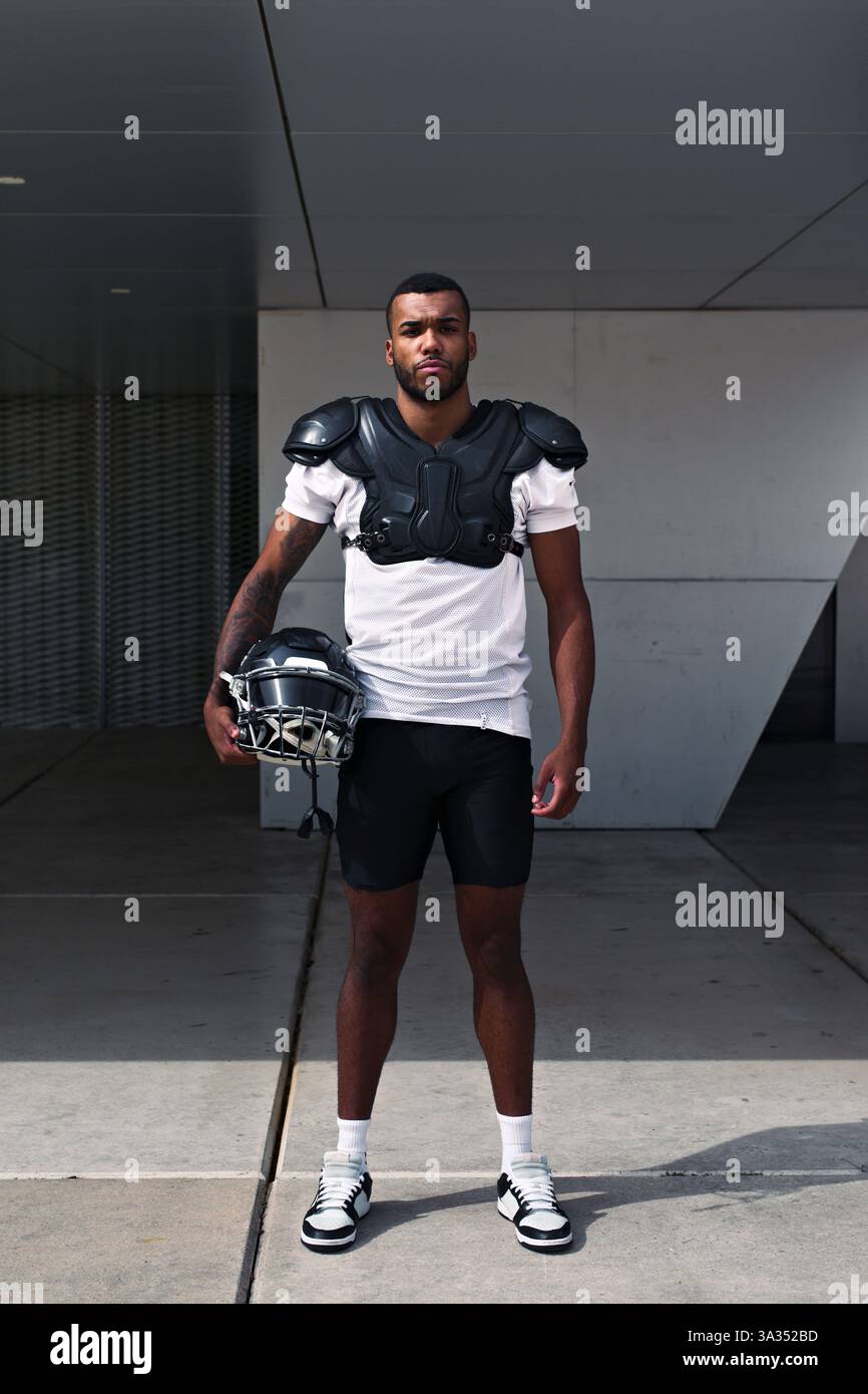 American football player wearing shoulder hi-res stock photography and ...
