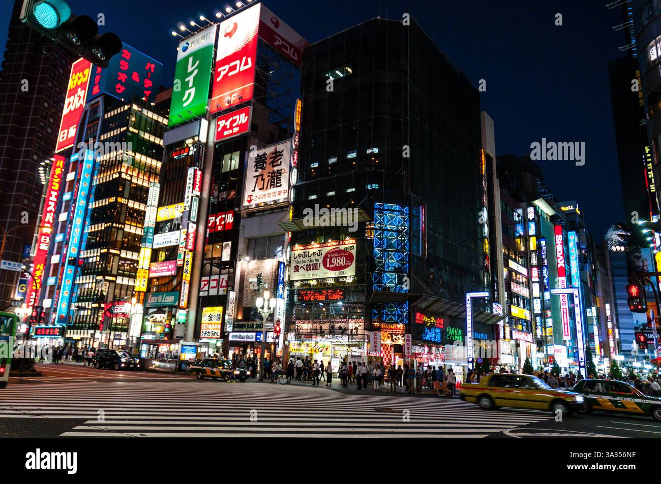 Busy street tokyo night life hi-res stock photography and images - Alamy