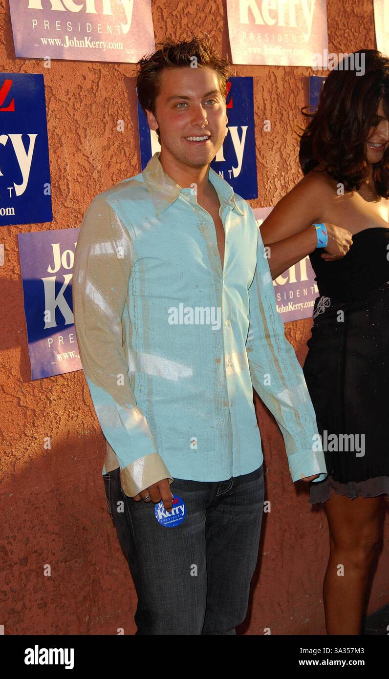 July 6, 2004 - Hollywood, CALIFORNIA, USA - K37987FB.HOLLYWOOD GATHERS ...