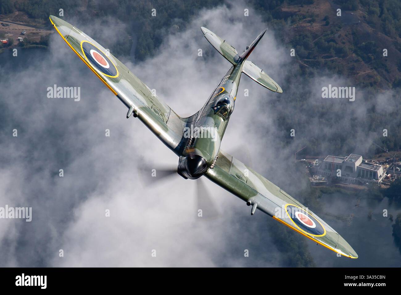 Supermarine 361 spitfire lf16e hi-res stock photography and images - Alamy