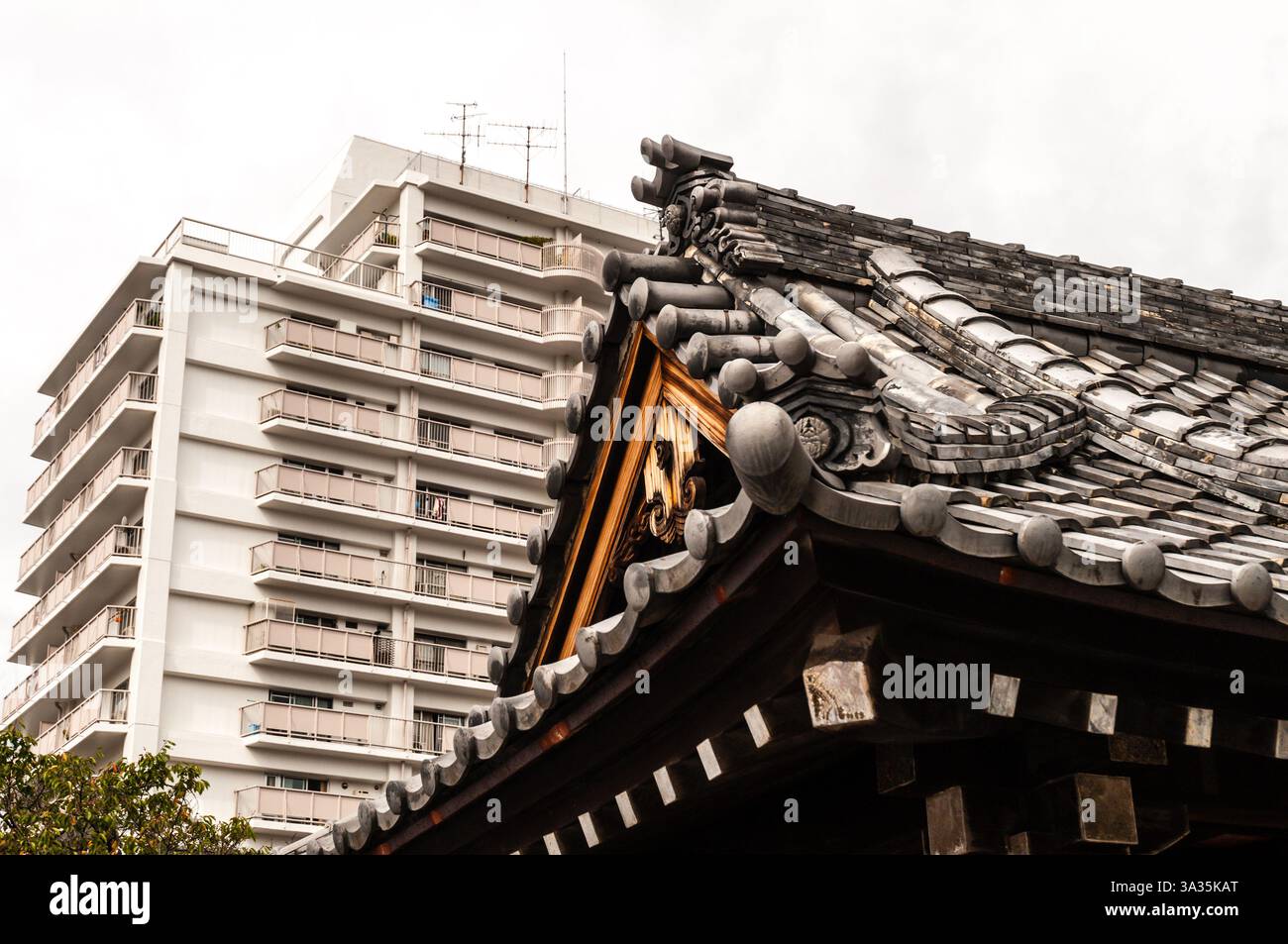 Japanese traditional roof construction hi-res stock photography and ...
