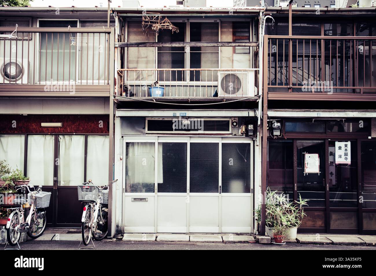 Tokyo people house hi-res stock photography and images - Alamy