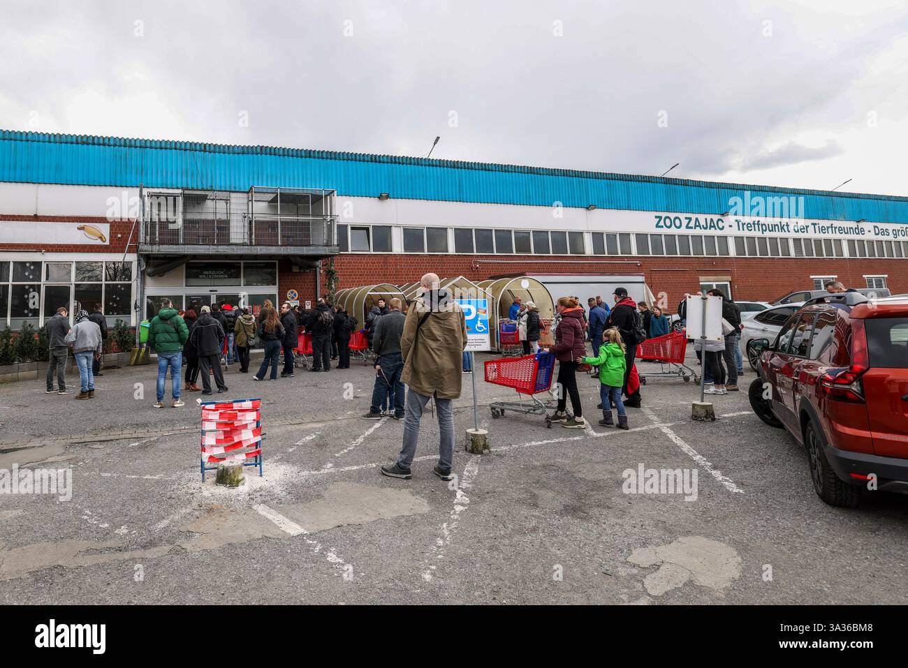 Duisburg, Germany. 14th Mar, 2025. On the last day of sales at Zoo ...