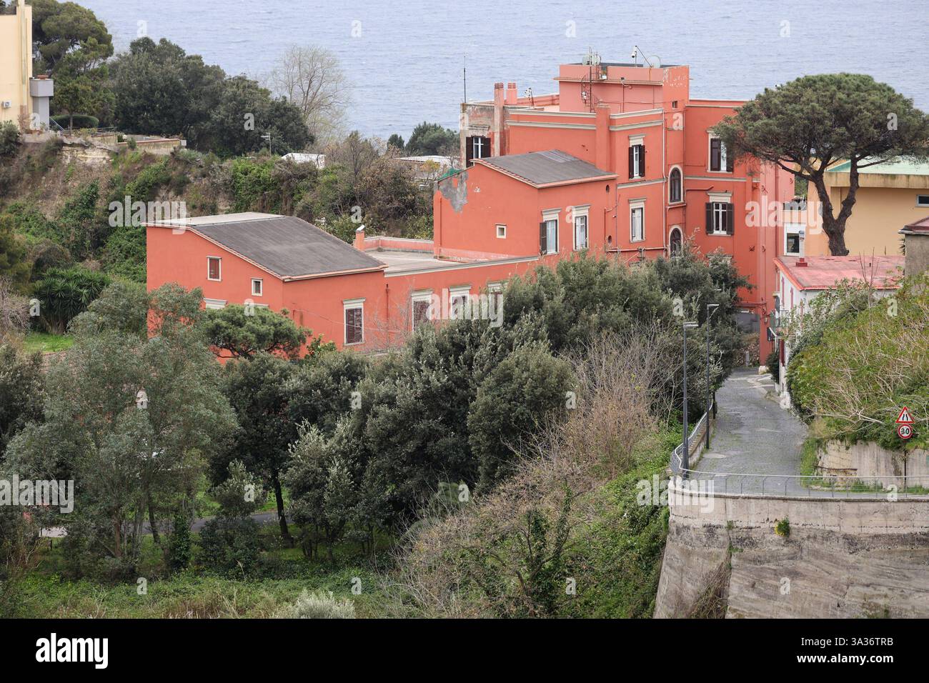 Areas affected by the earthquake between Bagnoli, Pozzuoli Naples 03/14 ...