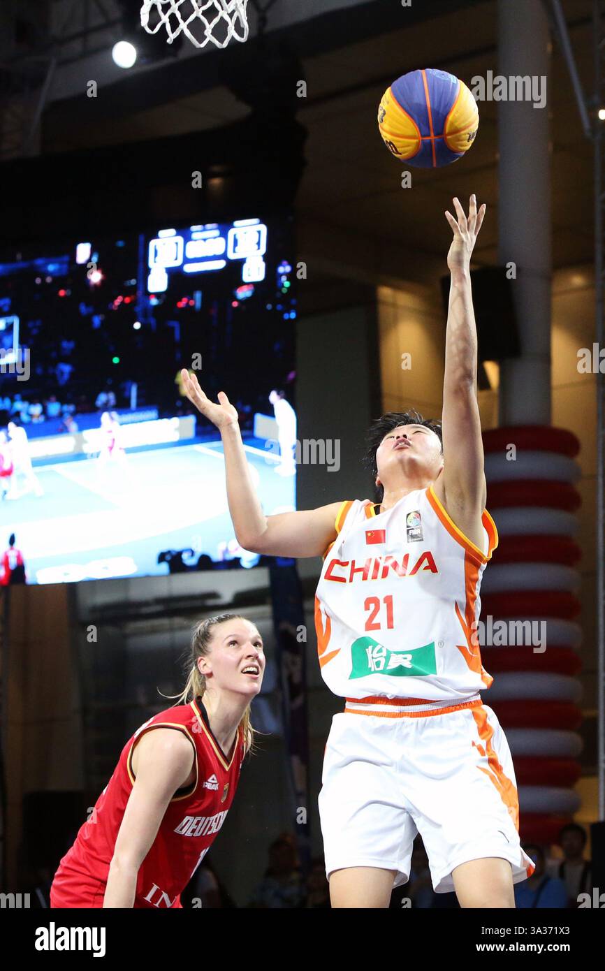 Bangkok, Thailand. 14th Mar, 2025. Li Wenxia (R) of China goes for a ...