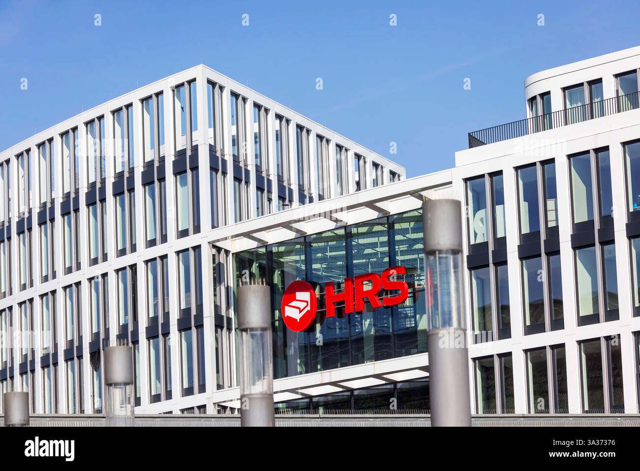Bürogebäude mit dem Logo von HRS. Firmensitz des Hotelbuchungsportals ...