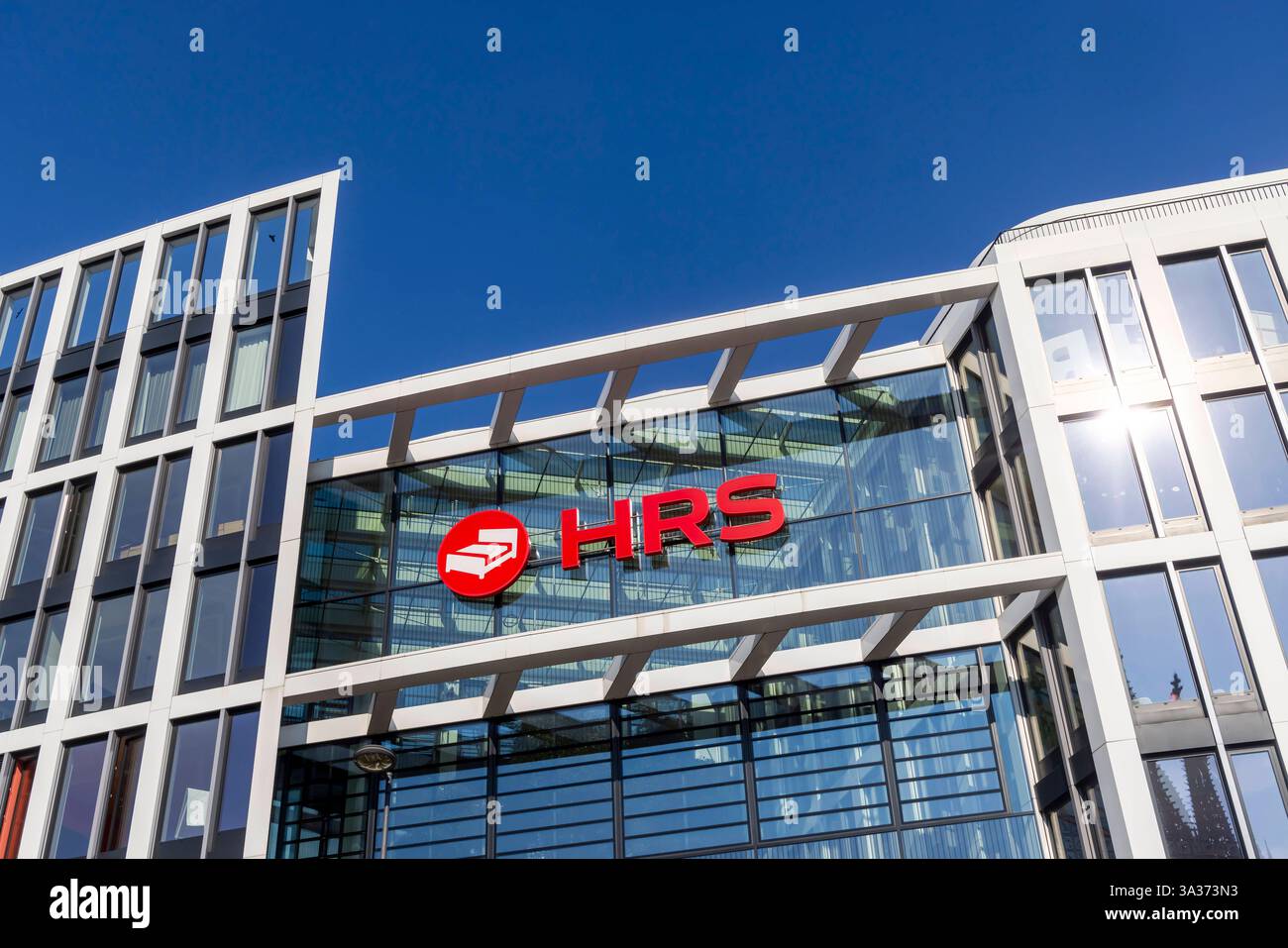 Bürogebäude mit dem Logo von HRS. Firmensitz des Hotelbuchungsportals ...