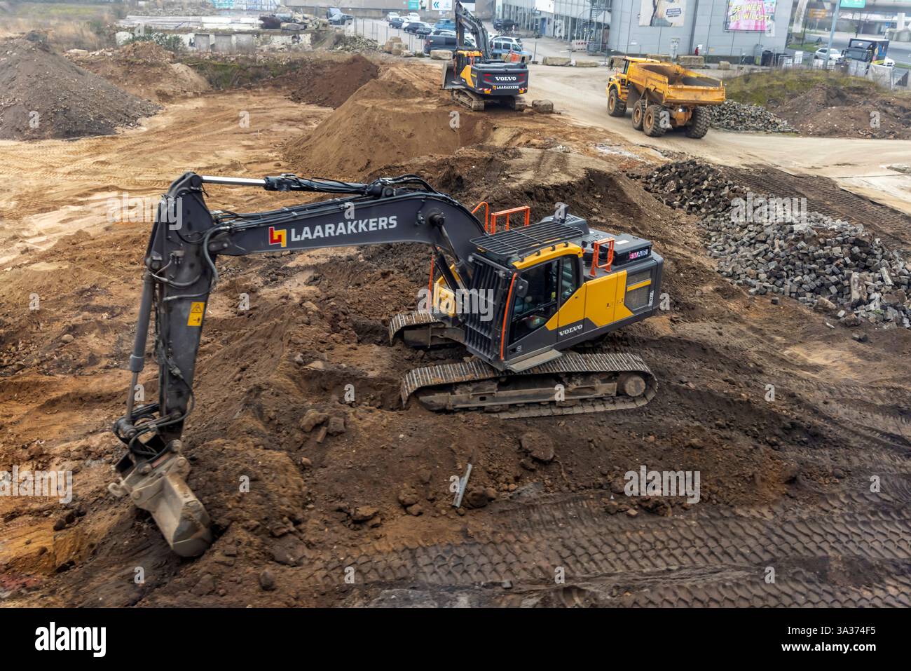 Bagger auf einer Baustelle. // 11.03.2025: Düsseldorf, Nordrhein ...