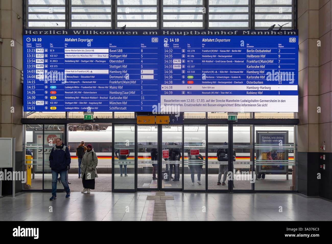 Hauptbahnhof Mannheim, Anzeigetafel im Bahnhofsgebäude. // 12.03.2025 ...