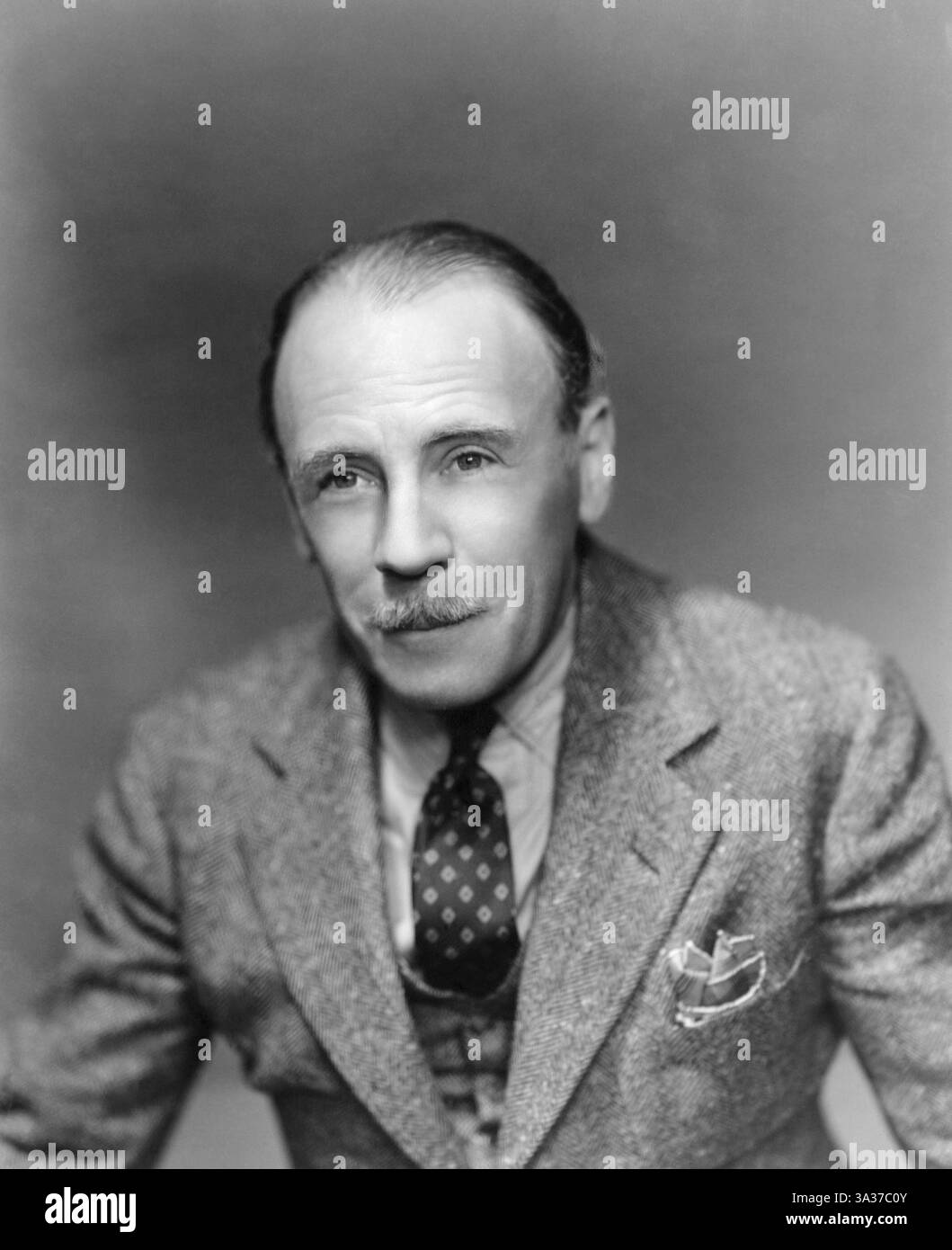 Roland young hi-res stock photography and images - Alamy