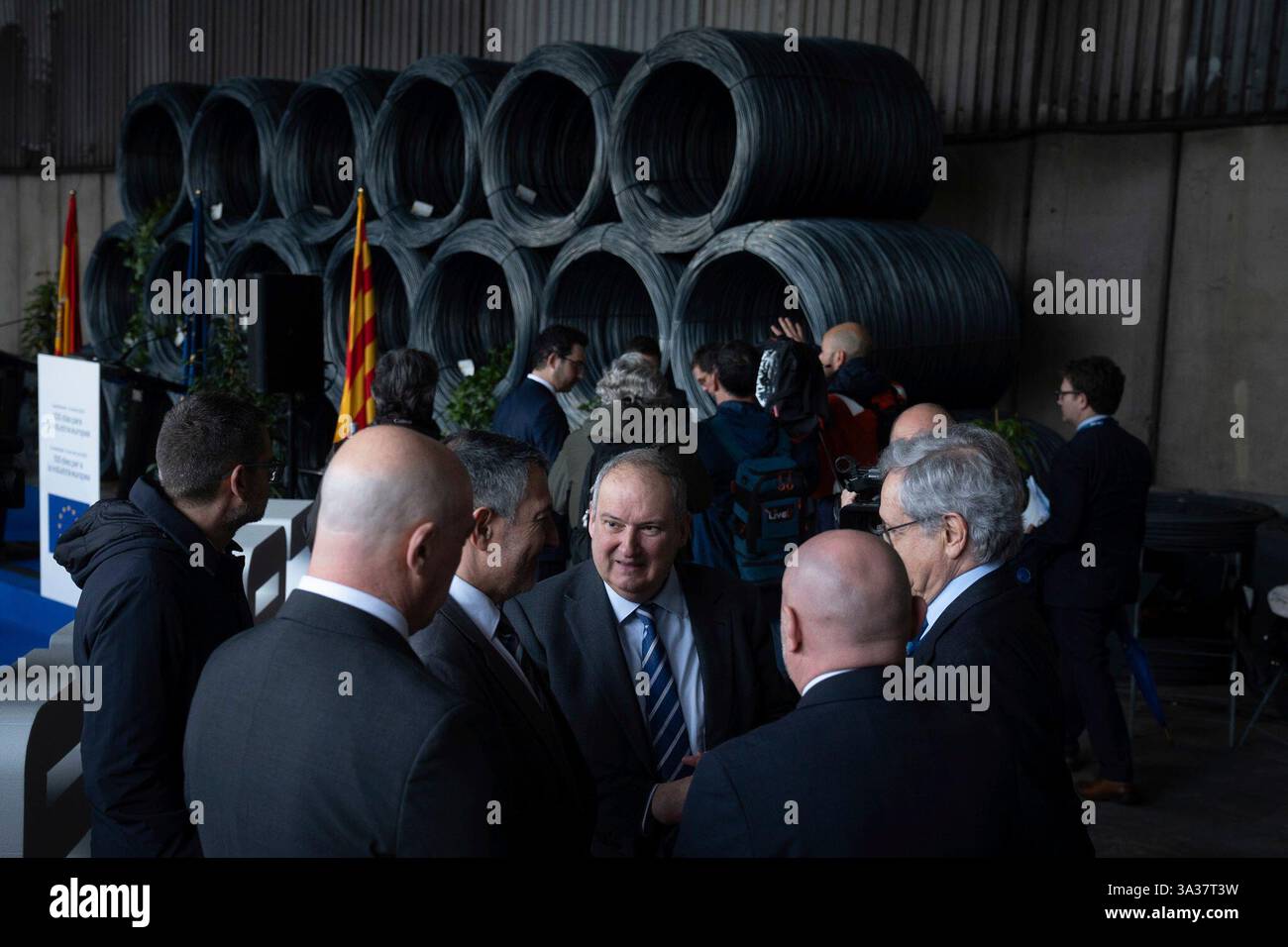 The Minister of Industry and Tourism, Jordi Hereu (c), after his visit ...