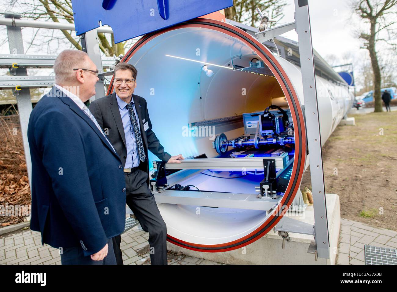 14 March 2025, Lower Saxony, Emden: Walter Neu (l) and Thomas Schüning ...