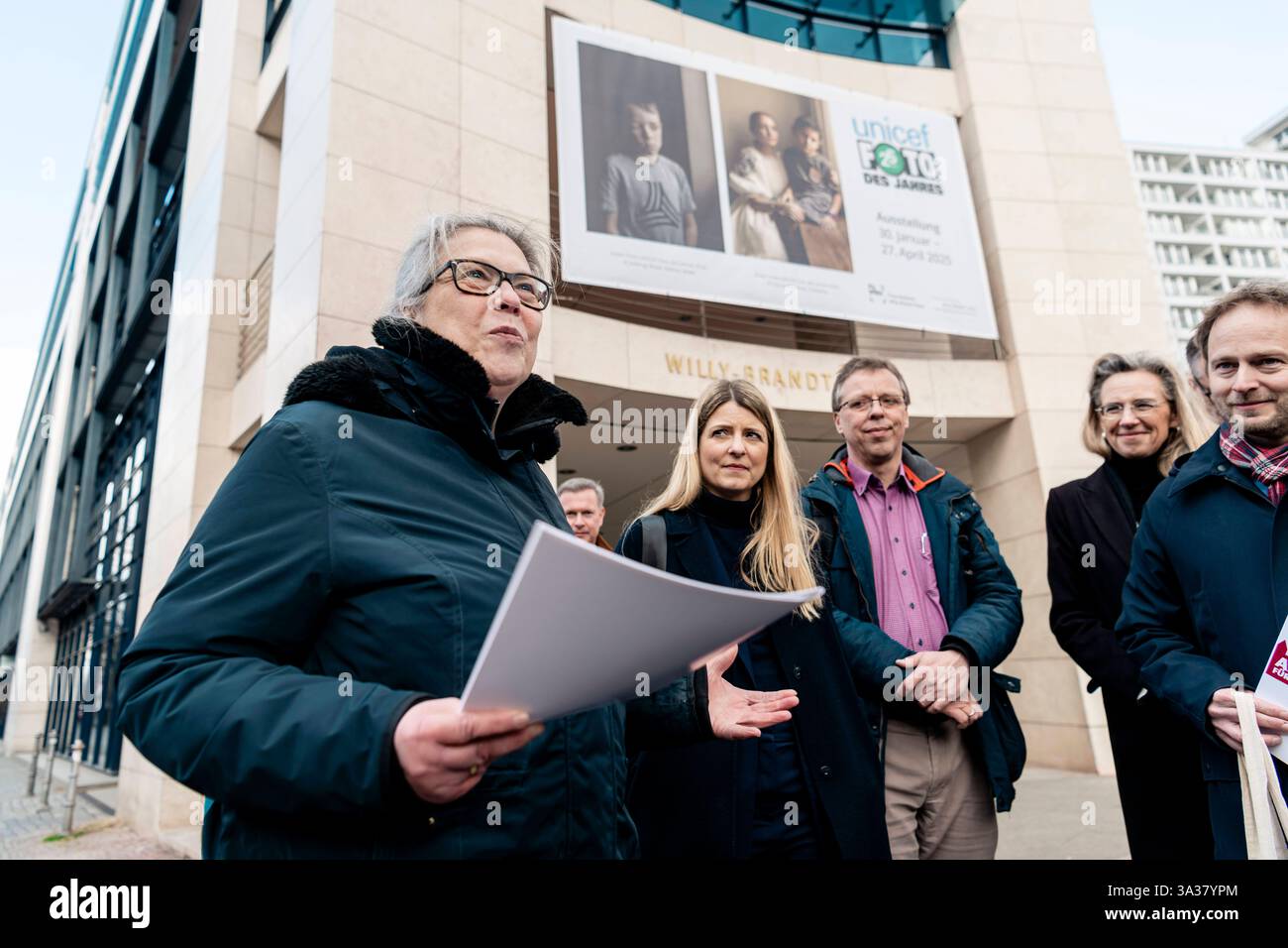 Aktion vor den Parteizentralen von CDU und SPD Mitglieder des ...