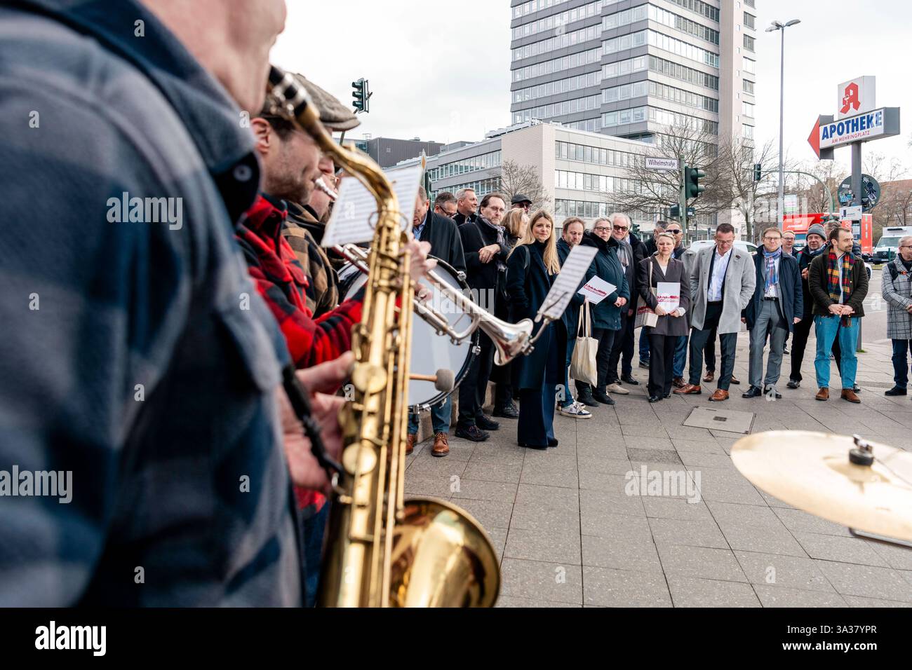 Aktion vor den Parteizentralen von CDU und SPD Die Band Sharks Moove ...