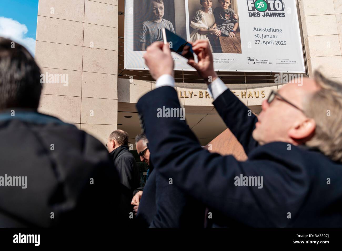 Aktion vor den Parteizentralen von CDU und SPD Mitglieder des ...