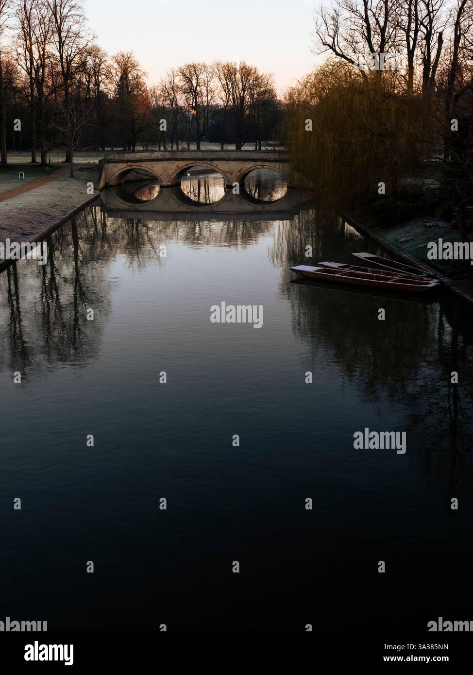 Dawn Trinity Bridge, River Cam, Trinity College, University of ...