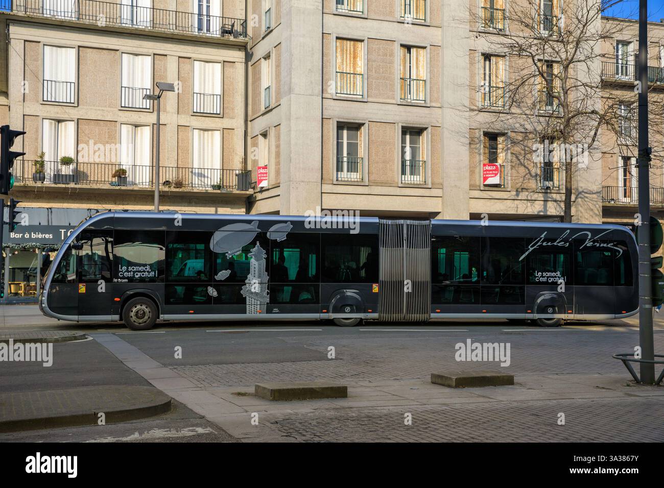 Electric bus in front hi-res stock photography and images - Alamy