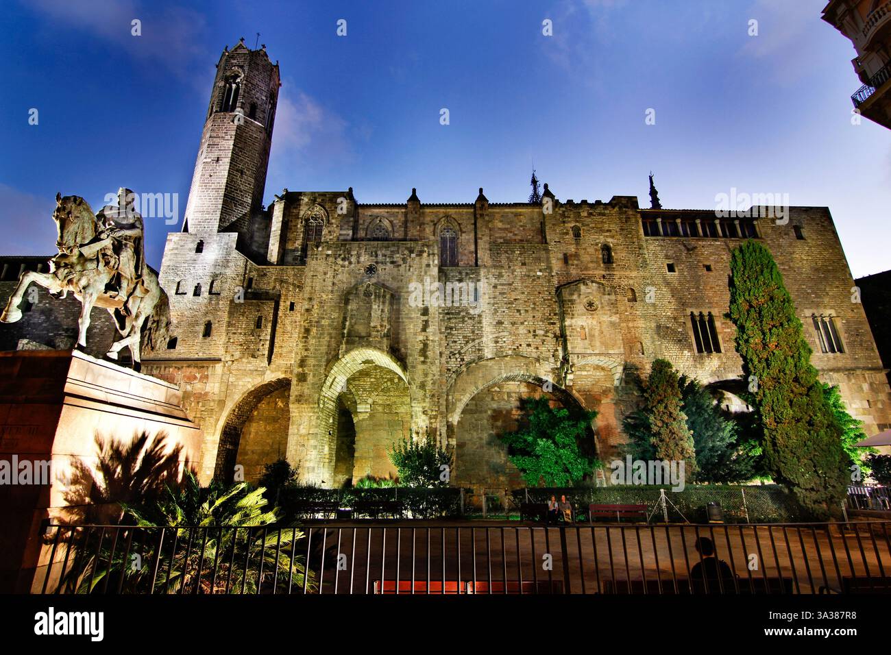 Equestrian statue of Ramon Berenguer III, Roman walls, Royal chapel of ...