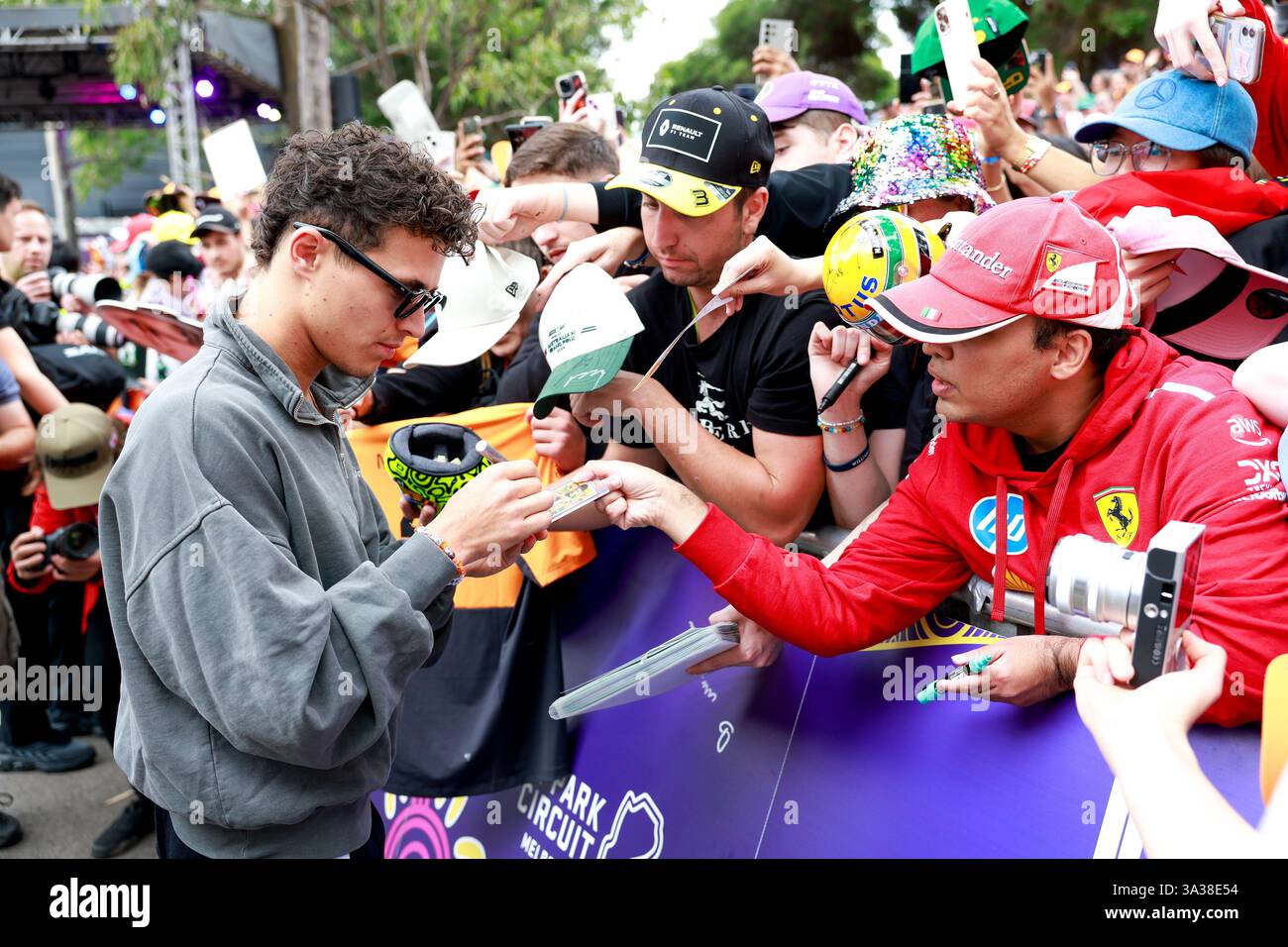 NORRIS Lando (gbr), McLaren F1 Team MCL39, portrait, crowd, foule, fans ...