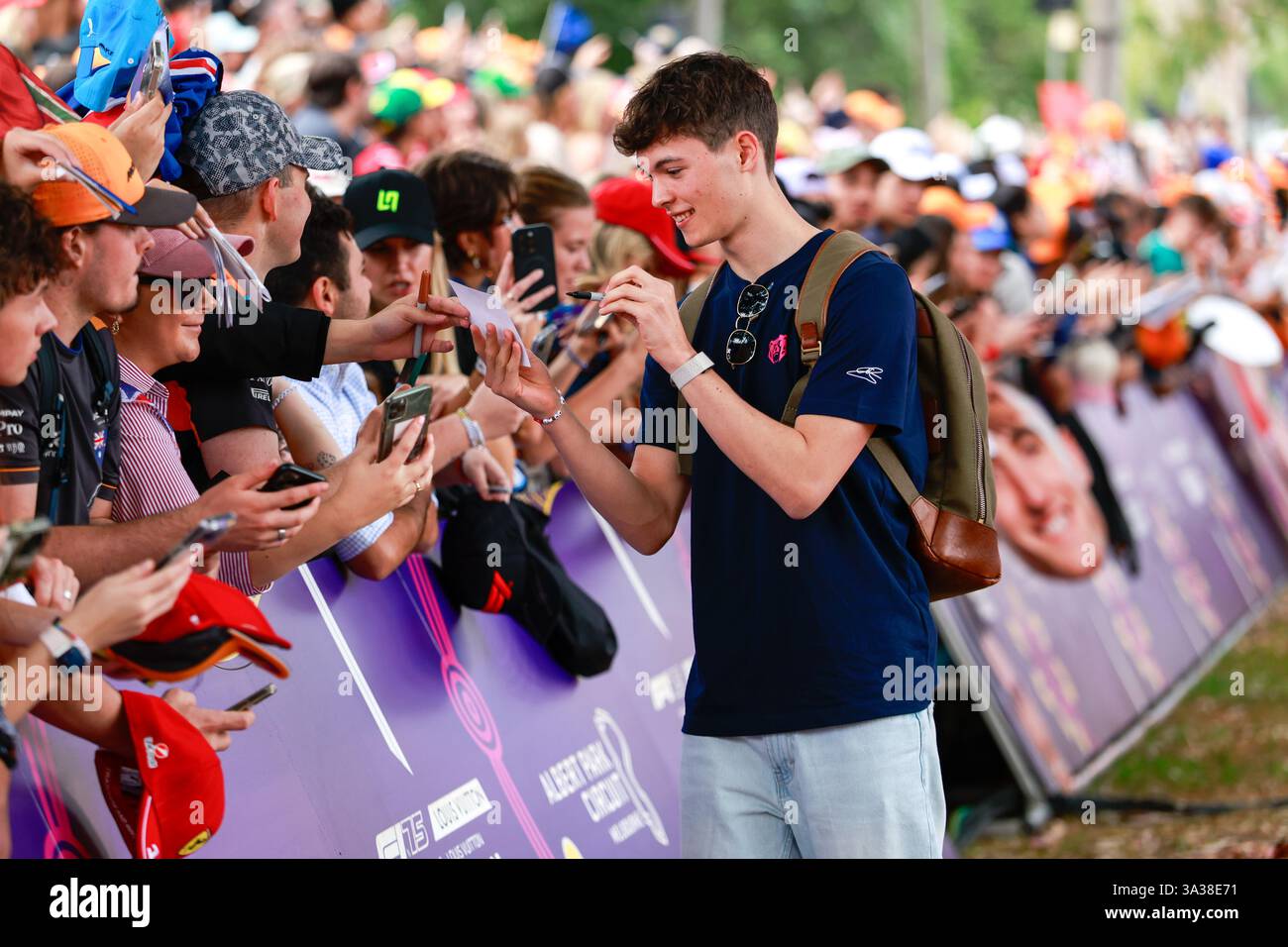 BEARMAN 'Ollie' Oliver (gbr), Haas F1 Team VF-25, portrait, crowd ...