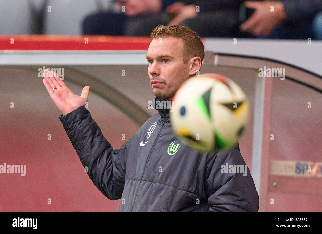 Tommy Stroot, WOB Frauen Trainer in the women football match FC BAYERN ...