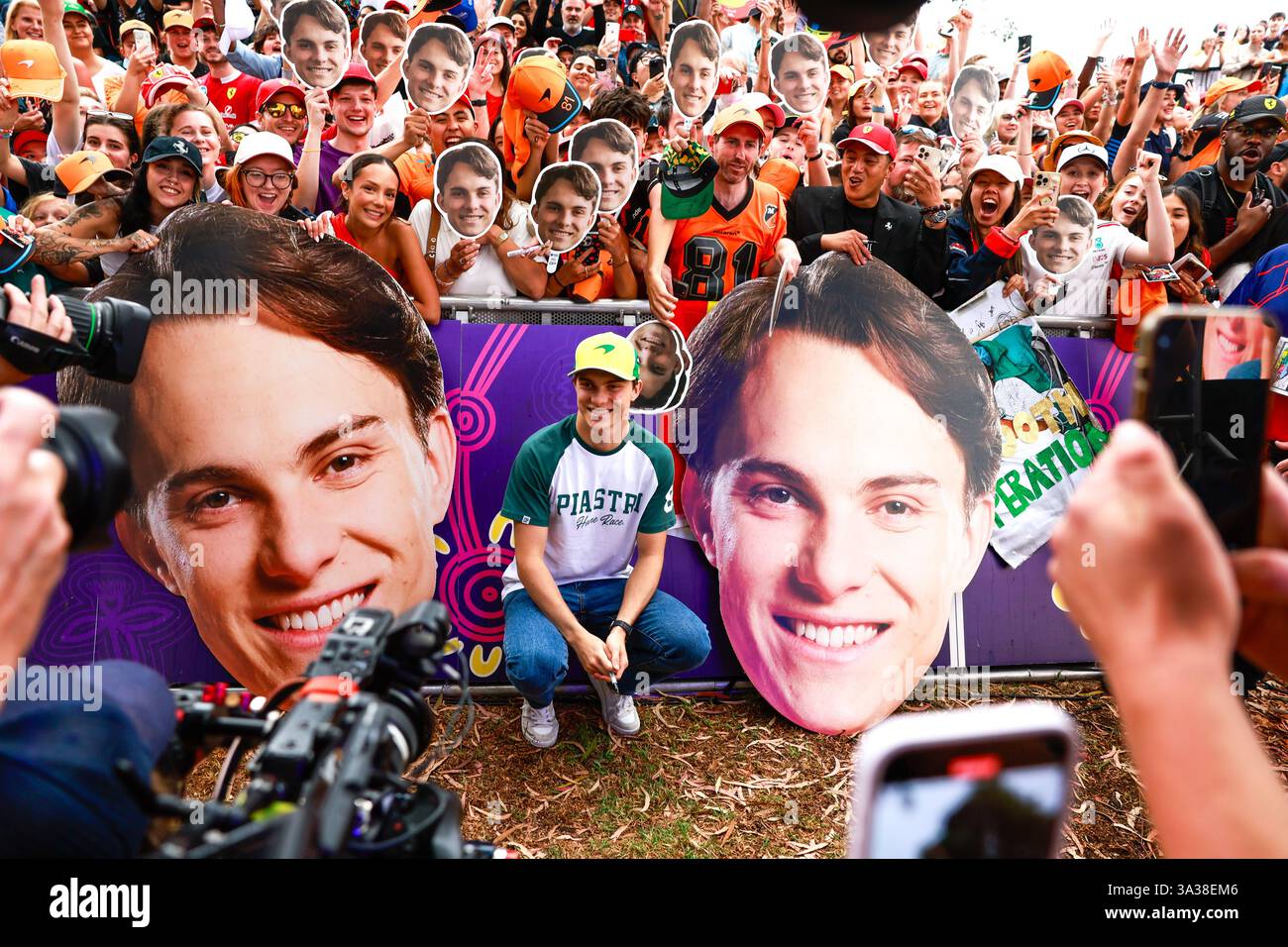PIASTRI Oscar (aus), McLaren F1 Team MCL39, portrait, crowd, foule ...