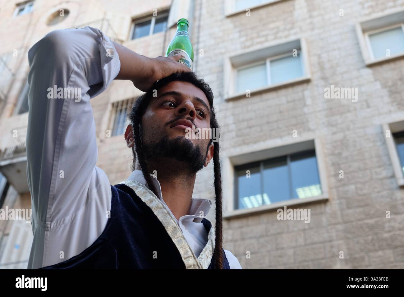Hasidic garb hi-res stock photography and images - Alamy