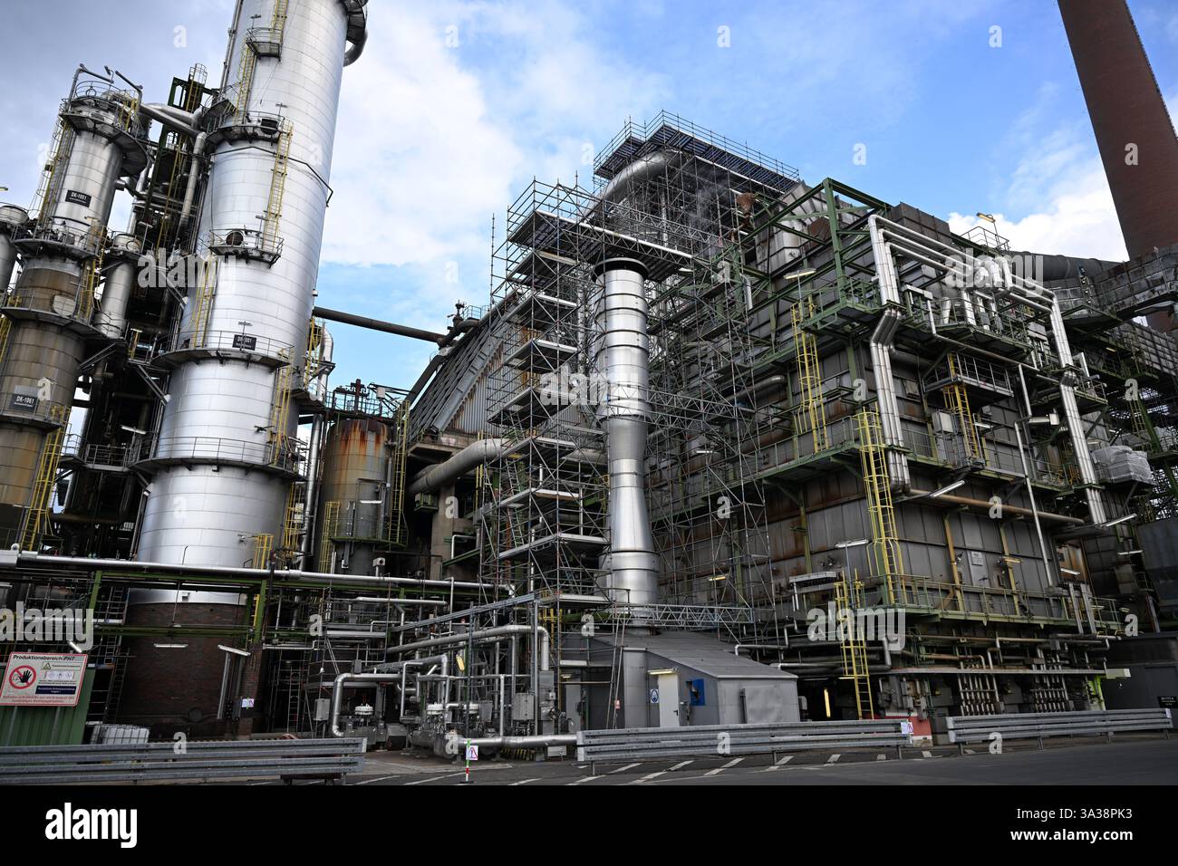 Wesseling, Germany. 14th Mar, 2025. A Shell distillation plant at the ...