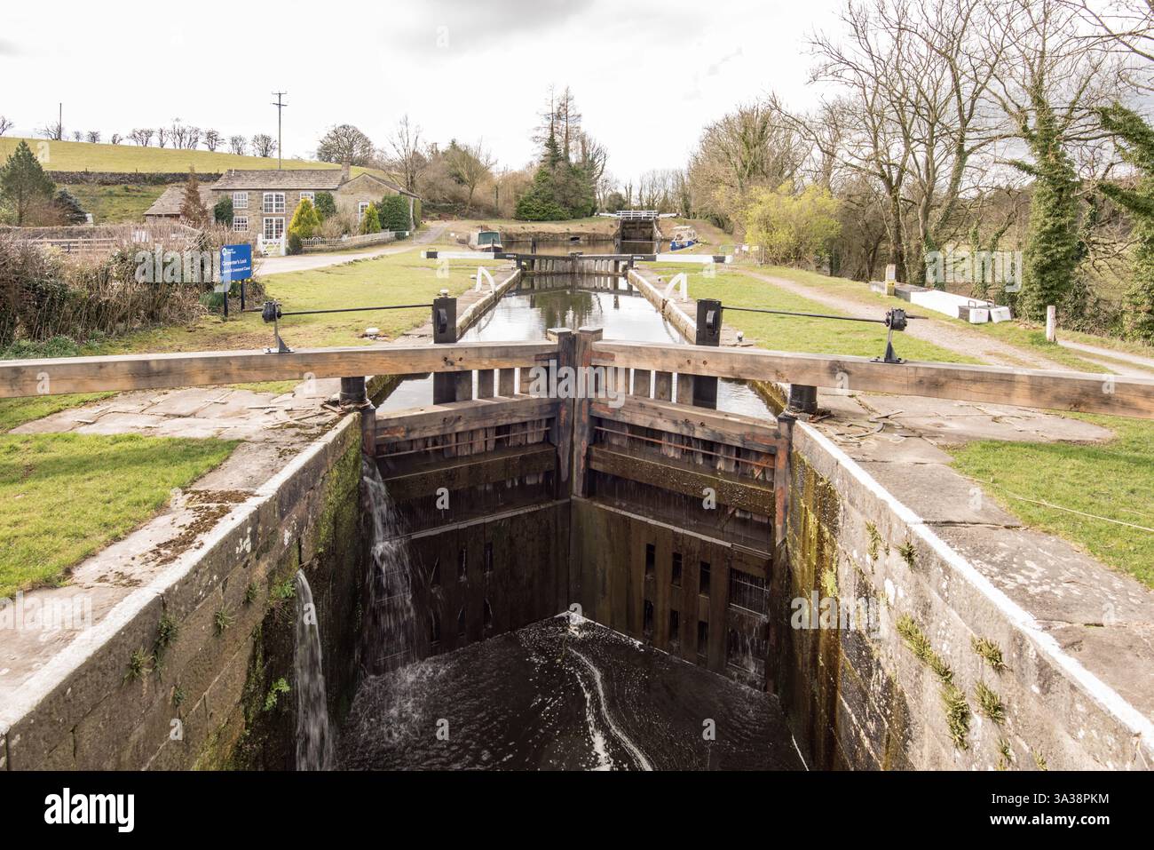 Carpenters Lock on the Leeds & Liverpool canal near Gargrave Stock ...