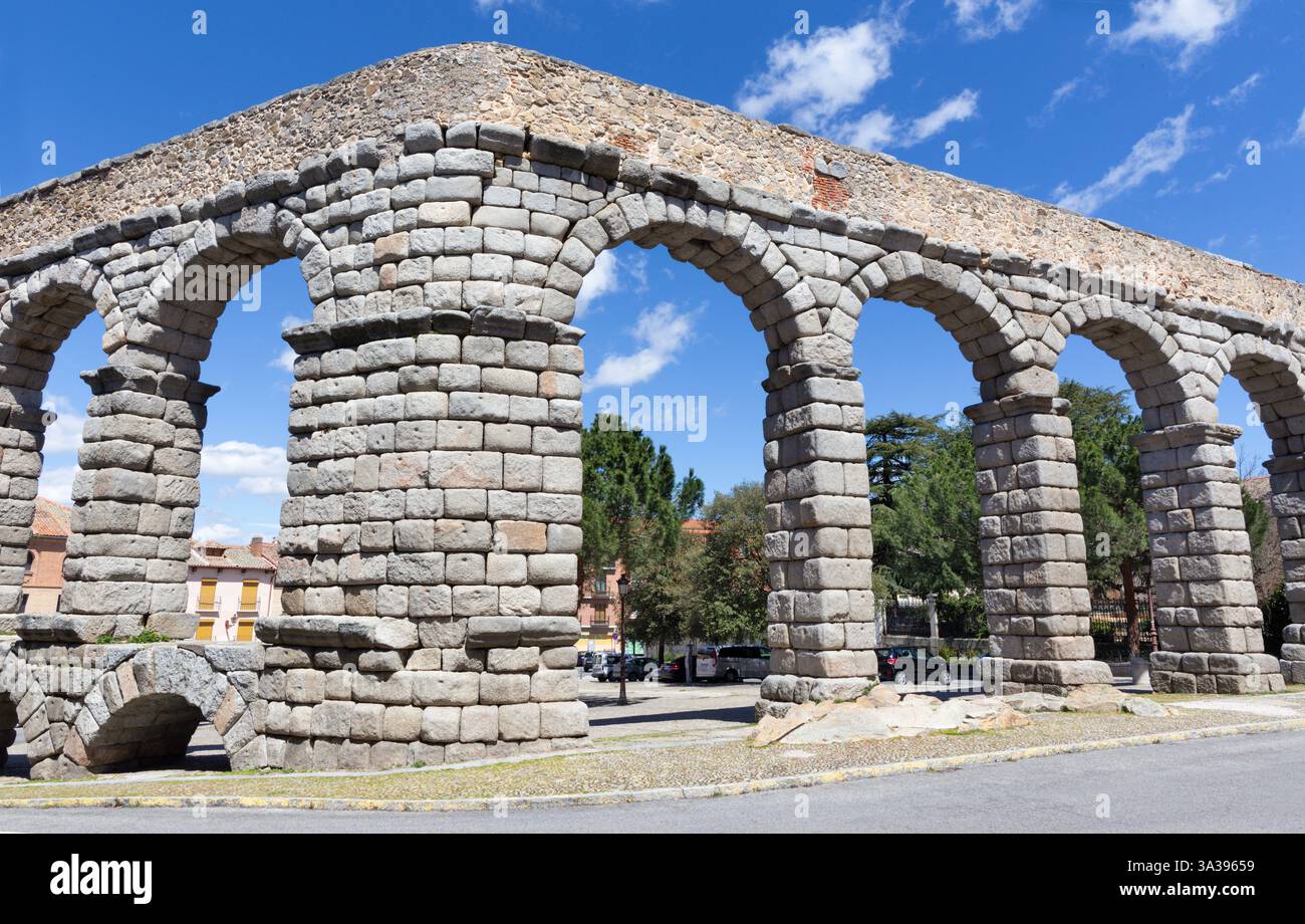 Ancient roman water aqueduct hi-res stock photography and images - Alamy