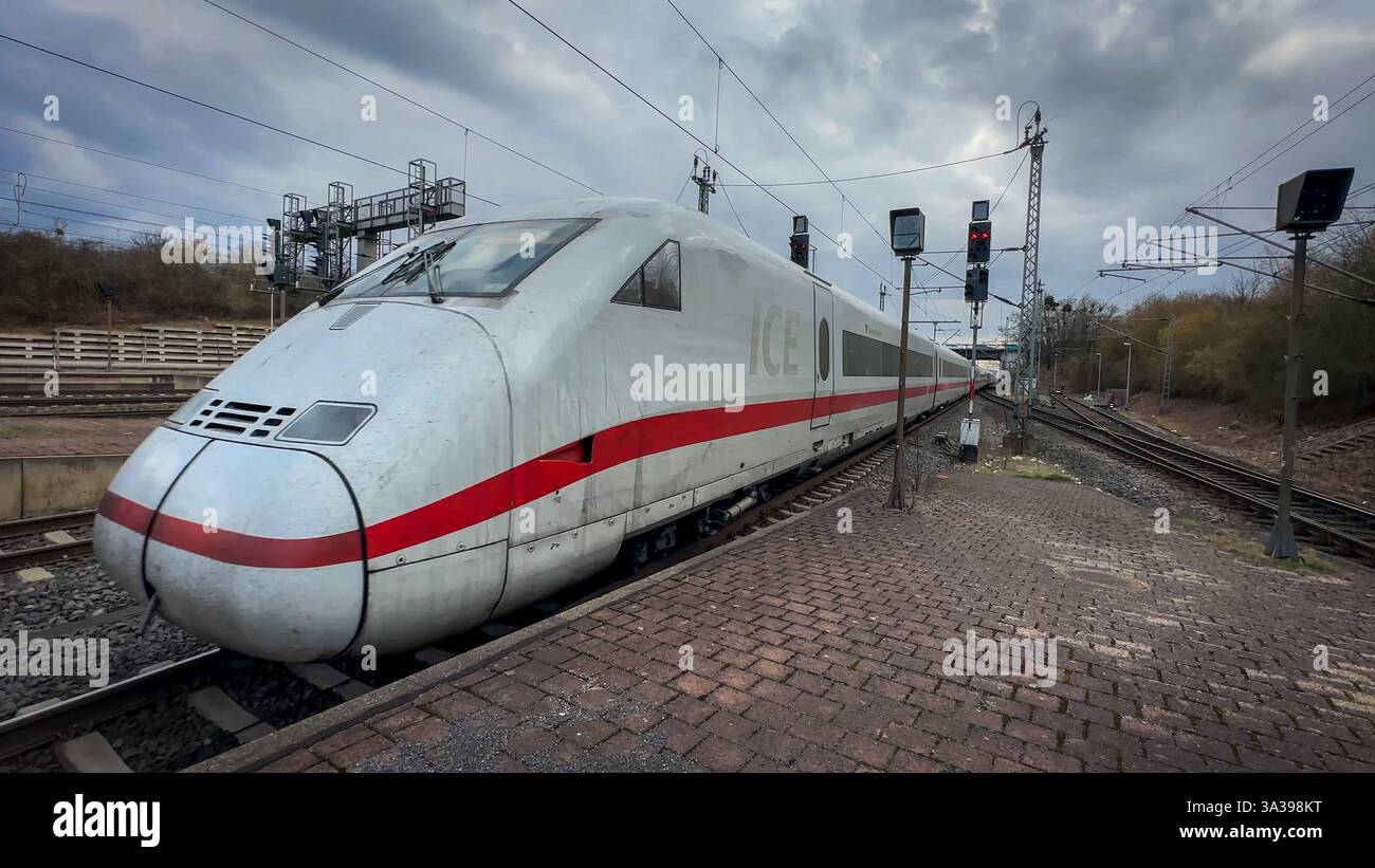 Eisenbahnverkehr im Bahnhof Kassel Wilhelmshöhe Intercity Express Zug ...