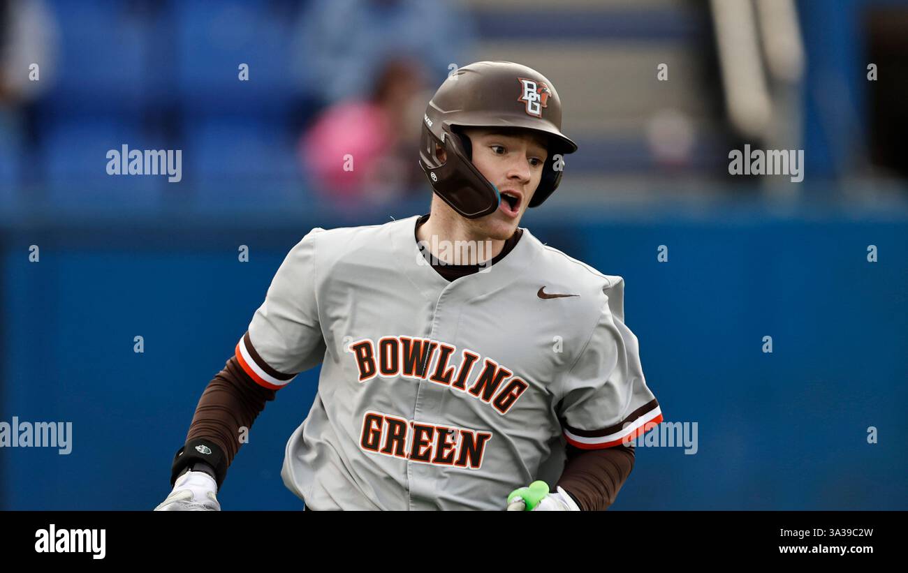 Bowling Green outfielder TJ Takats (10) runs to first base during an ...