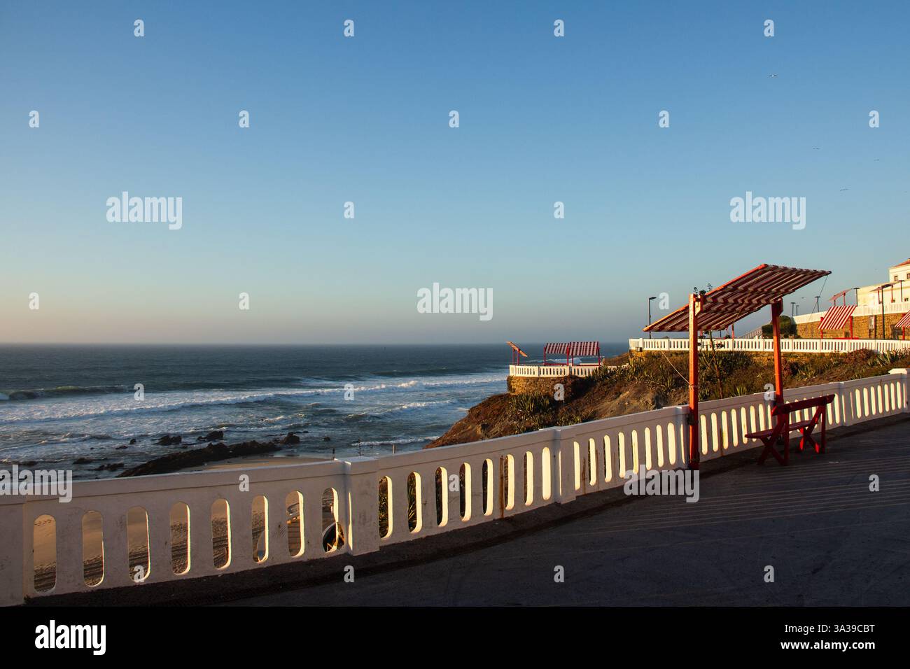 Amazing sunset at the famous Santa Cruz beach Stock Photo - Alamy