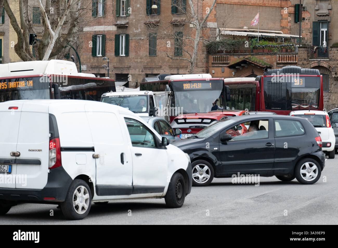 14 March 2025, Italy, Rom: Cars and buses drive through the city center ...