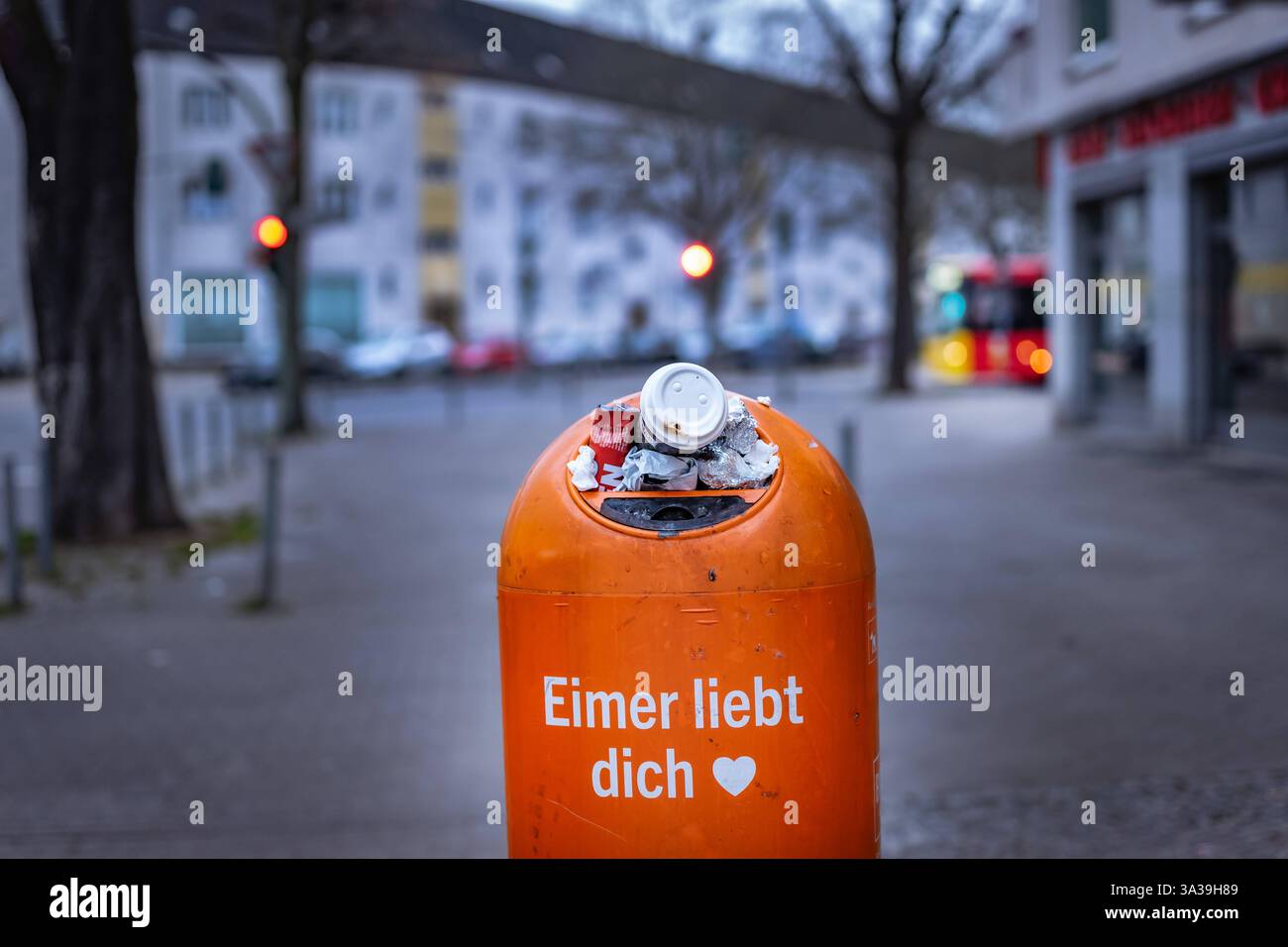 Berlin Reinickendorf OT Borsigwalde / Tegel Straßenszene Papierkorb ...