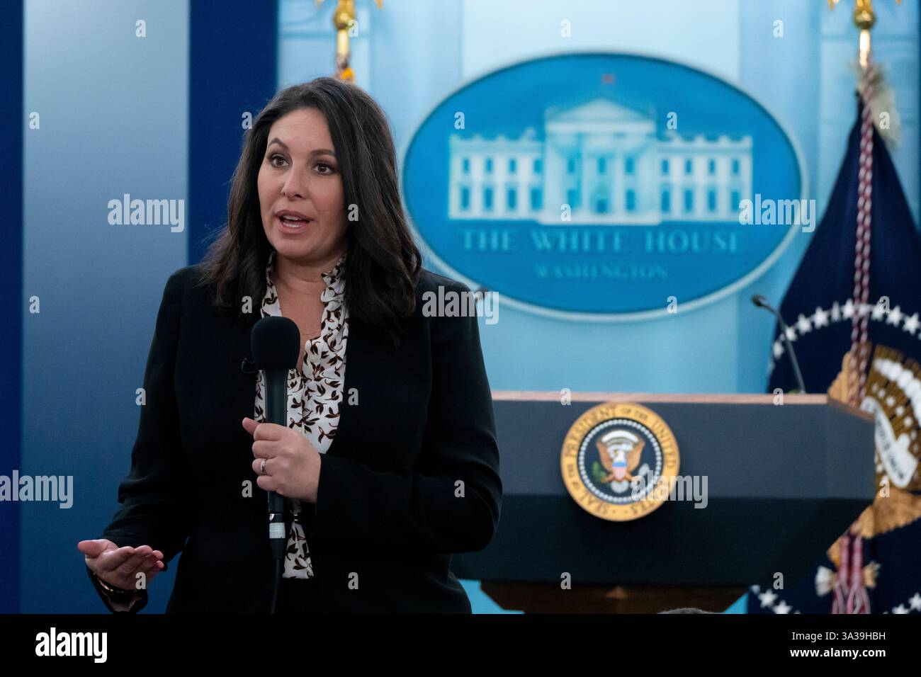 CBS News Chief White House Correspondent Nancy Cordes does a live shot ...
