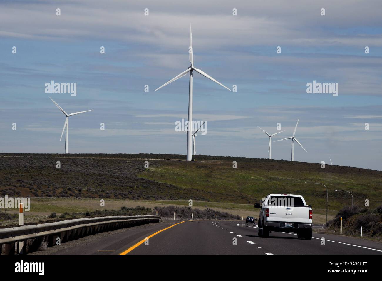 NEAR VANTAGE/WASHINGTON/USA 22.April 2019/ Wind turbines wild horse ...