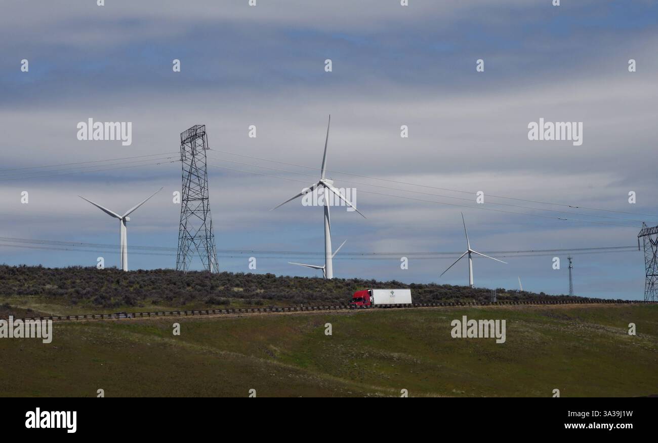NEAR VANTAGE/WASHINGTON/USA 22.April 2019/ Wind turbines wild horse ...