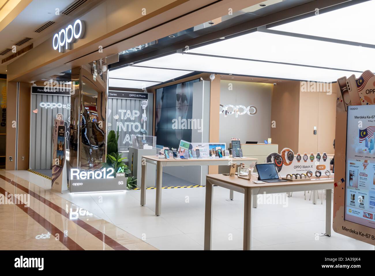 Oppo storefront, Suria KLCC, KL Malaysia Stock Photo - Alamy