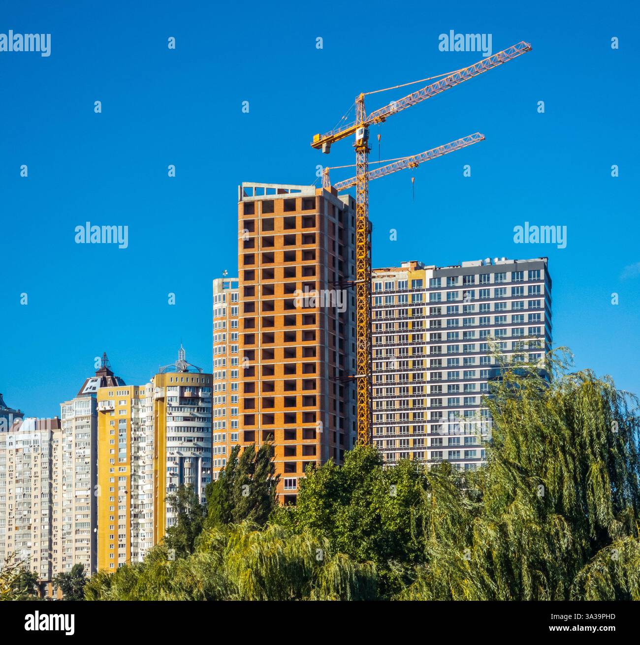 Heavy lifting teamwork bustling building hi-res stock photography and ...