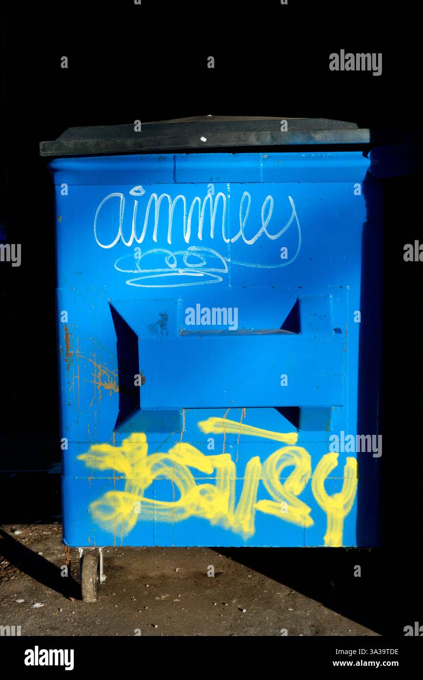 Graffiti garbage trash hi-res stock photography and images - Alamy