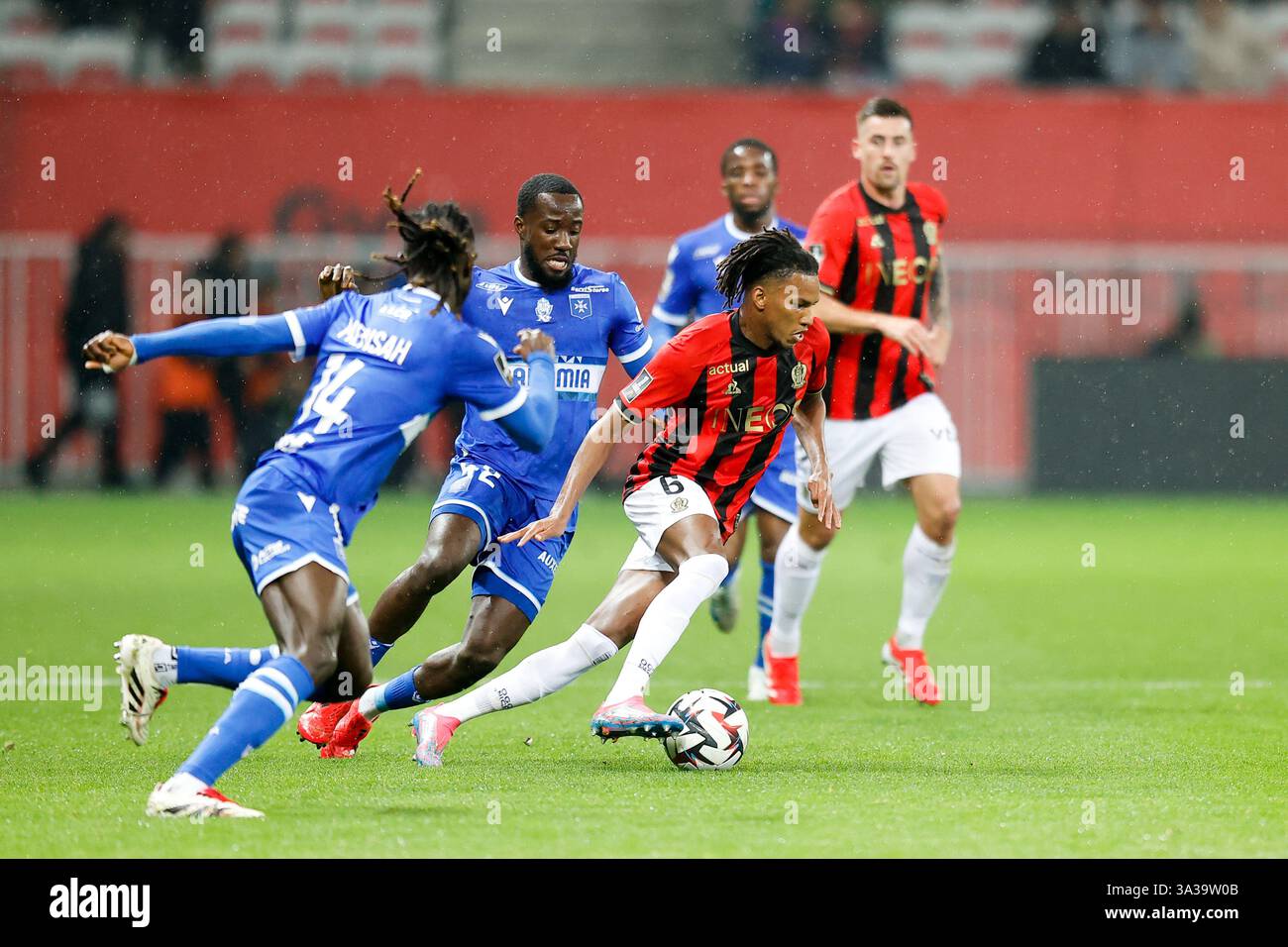 06 Hicham BOUDAOUI (ogcn) during the Ligue 1 MacDonald's match between ...