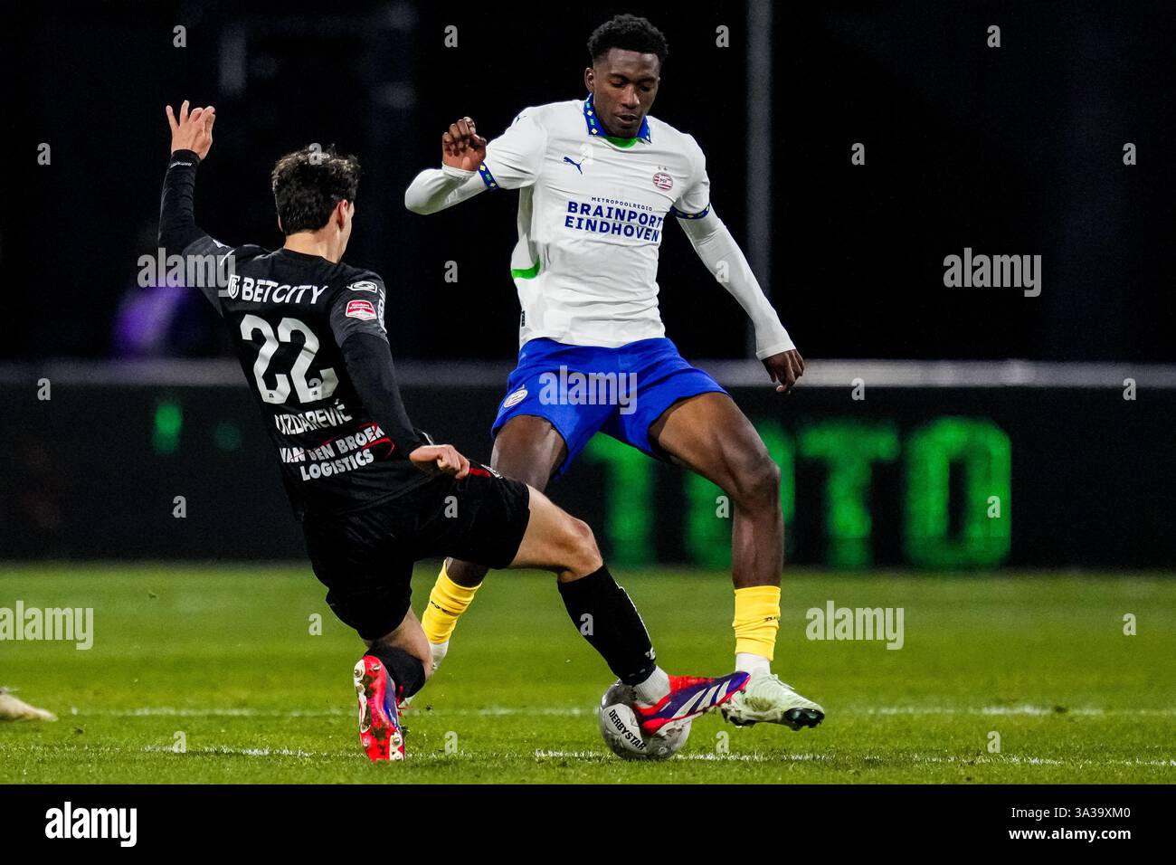 HELMOND, NETHERLANDS - MARCH 14: Alen Dizdarevic of Helmond Sport and ...