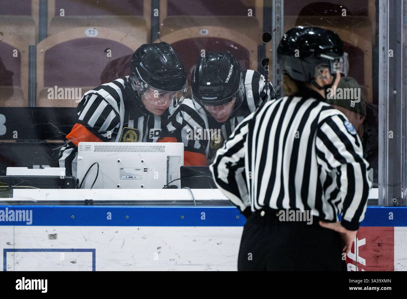 250314 Domare Ida Henriksson och domare Anna Hammar under en ...