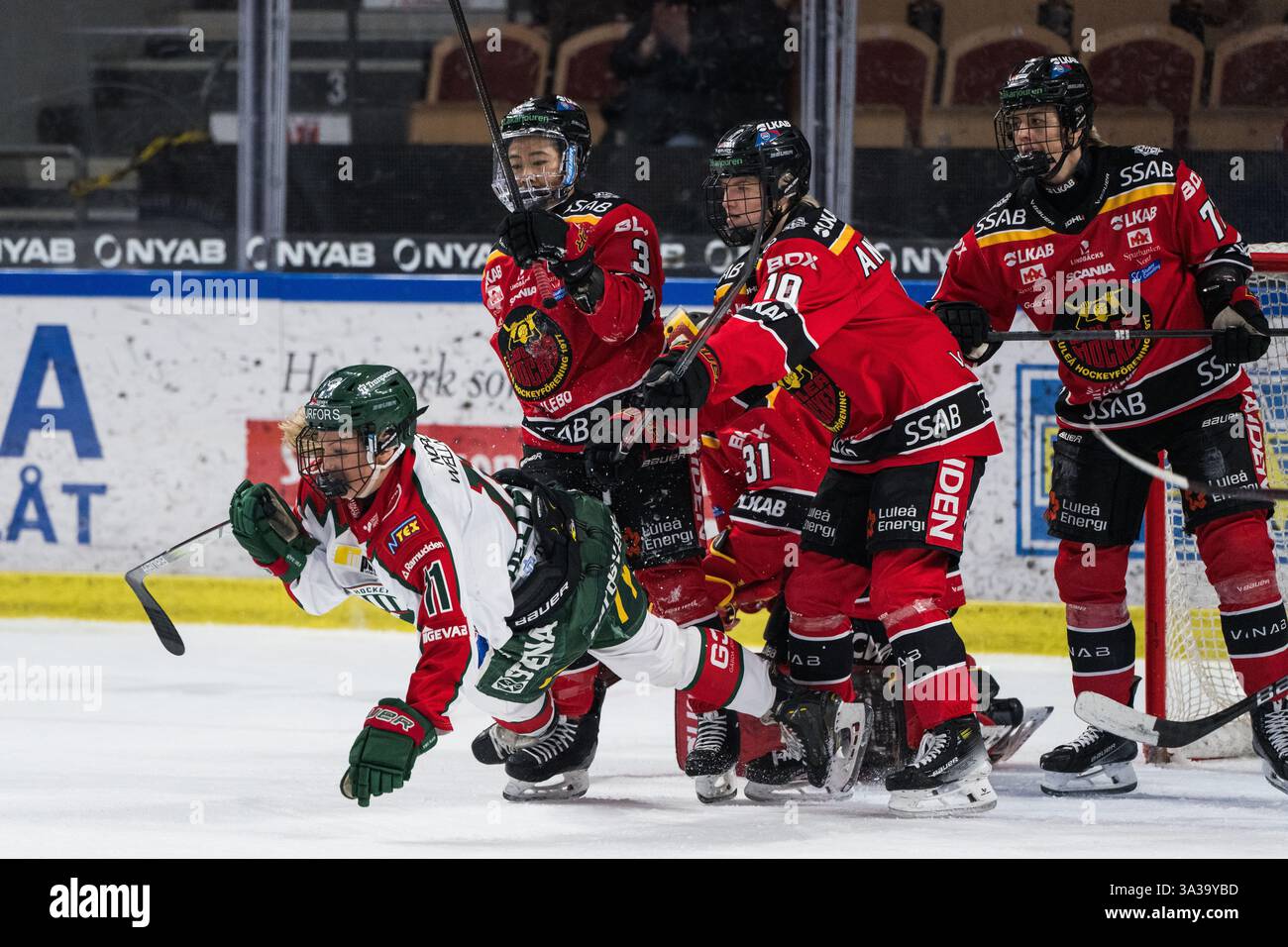 250314 Frölundas Ella Hellman mot Luleås Camryn Wong och Anna Andersson ...