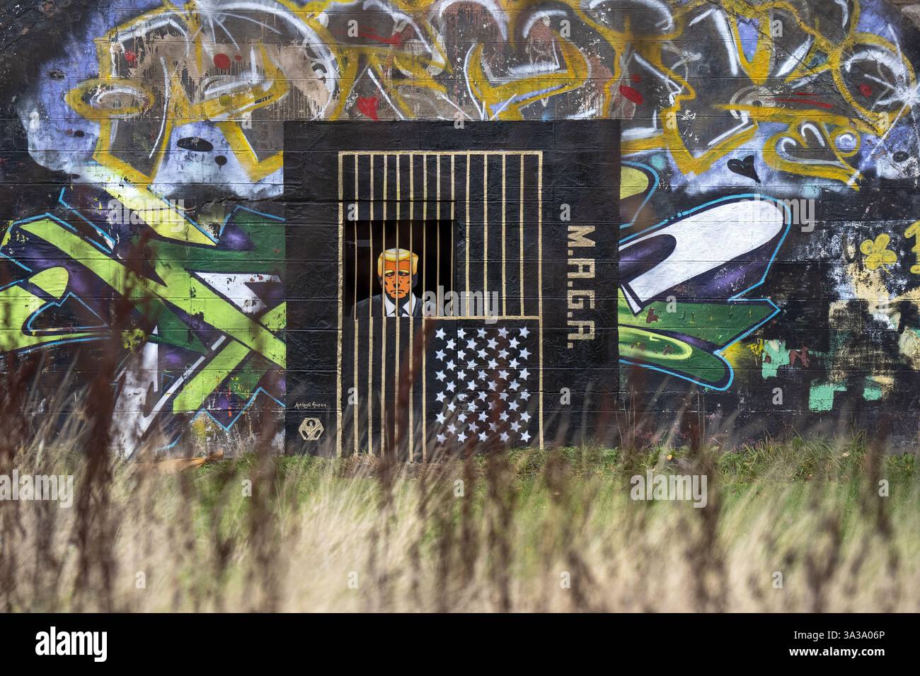 Donald trump behind bars hi-res stock photography and images - Alamy