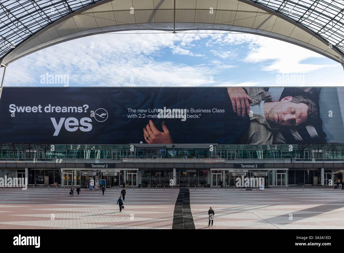 Lufthansa Werbung, Flughafen München, 28.02.25 Eine große Werbeanzeige ...