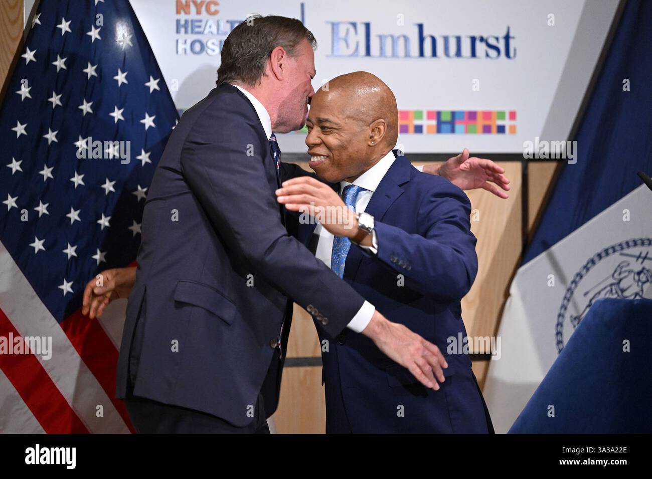 (L-R) Former New York City Mayor Bill de Blasio hugs New York City ...